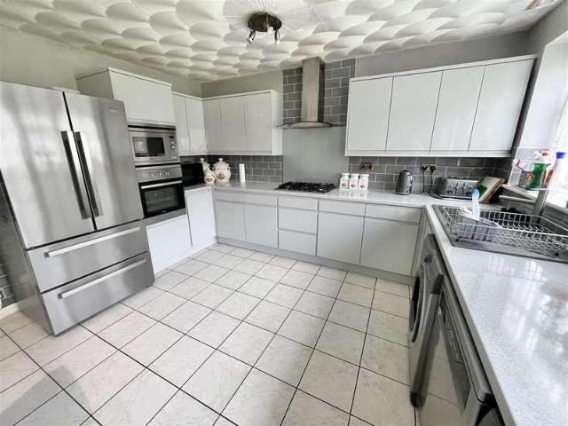 6 bed house for sale