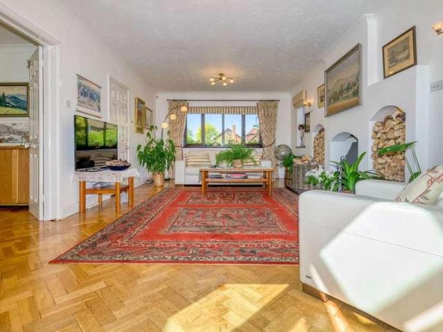 6 bed house for sale