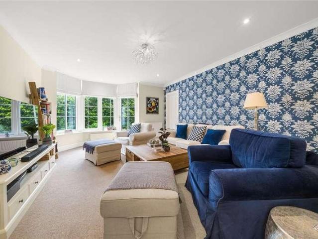 6 bed house for sale