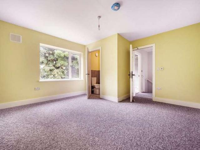 6 bed house for sale
