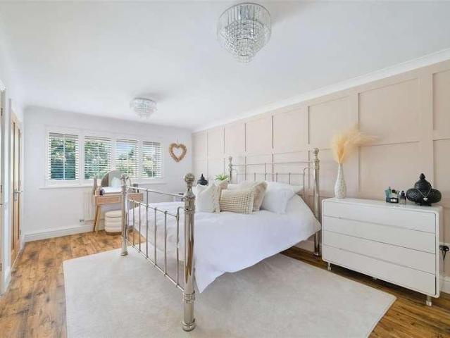 6 bed house for sale