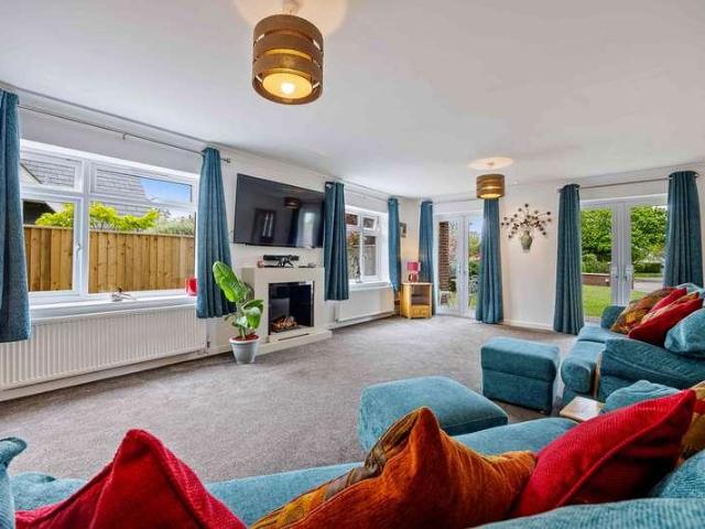 6 bed house for sale