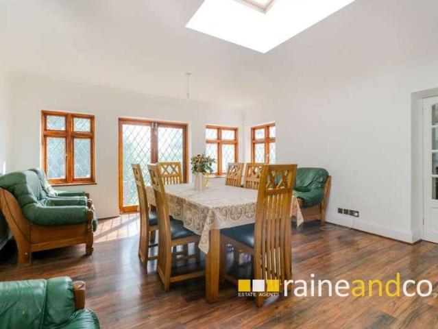 6 bed house for sale