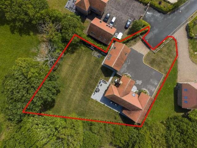 6 bed house for sale