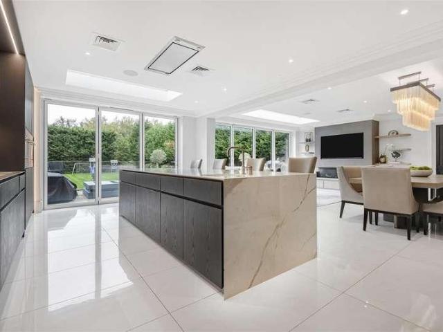 6 bed house for sale