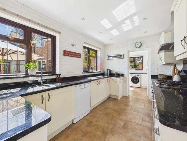 6 bed house for sale
