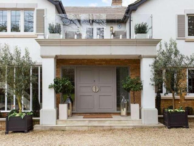 6 bed house for sale