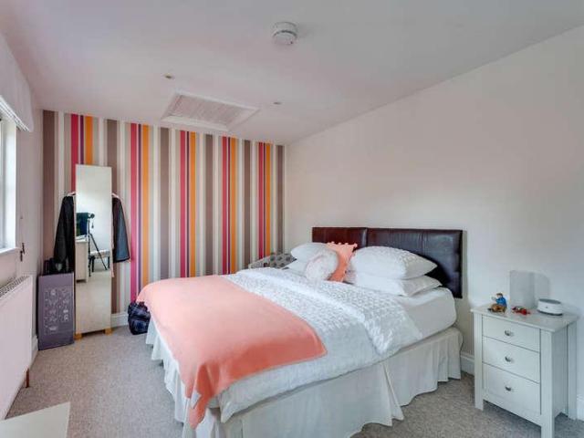 6 bed house for sale