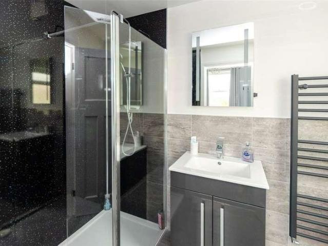 6 bed house for sale