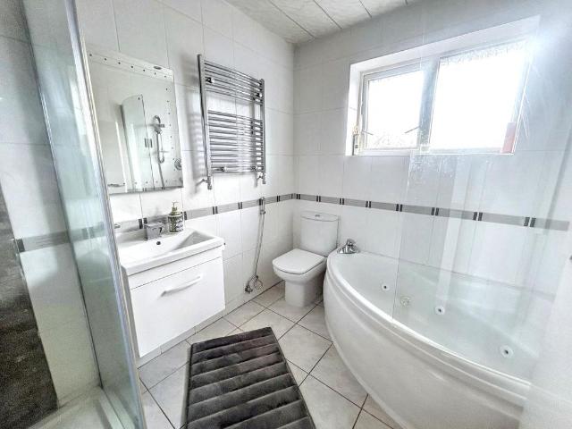 6 bed house for sale