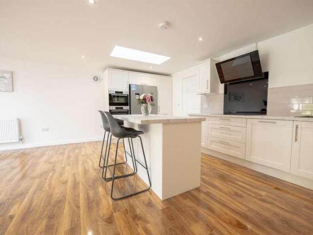 6 bed house for sale