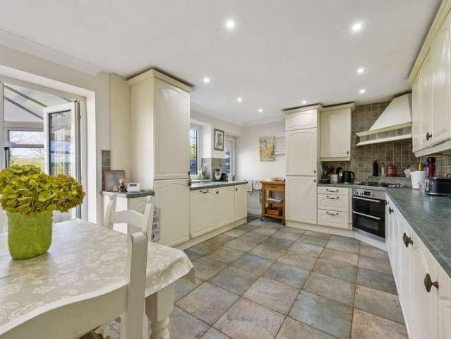 6 bed house for sale