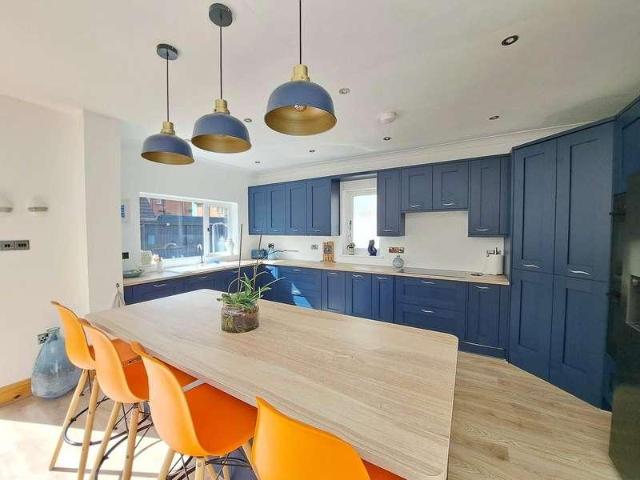 6 bed house for sale