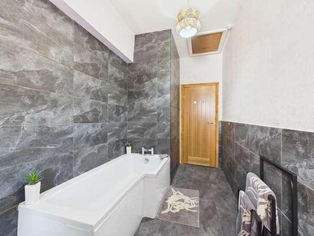 6 bed house for sale