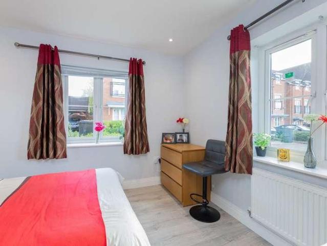 6 bed house for sale