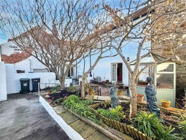 6 bed house for sale