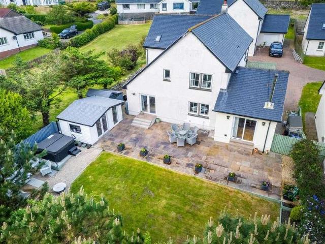 6 bed house for sale