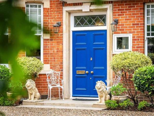 6 bed house for sale