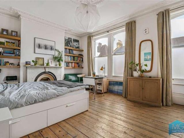 6 bed house for sale