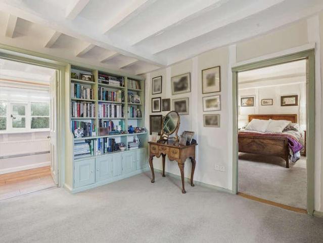 6 bed house for sale
