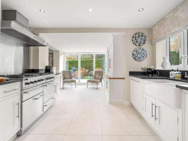 6 bed house for sale
