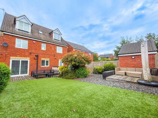 6 bed house for sale