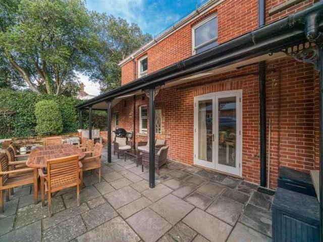 6 bed house for sale