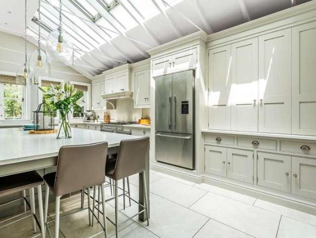 6 bed house for sale