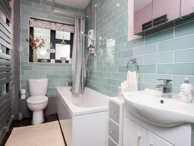 6 bed house for sale
