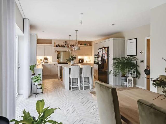 6 bed house for sale