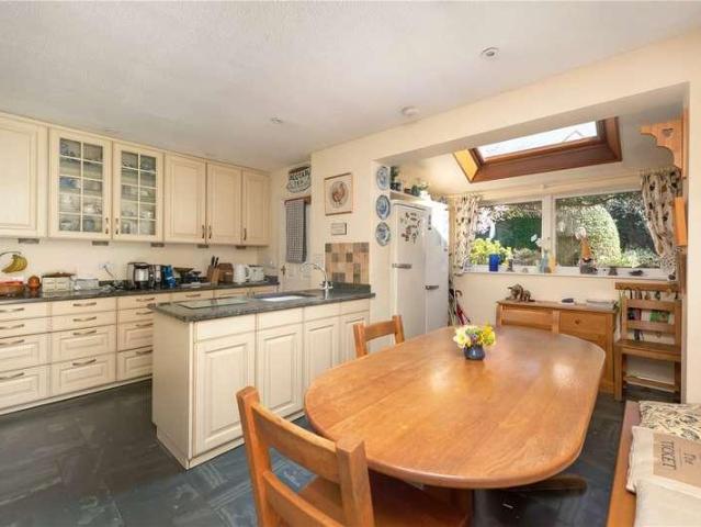6 bed house for sale