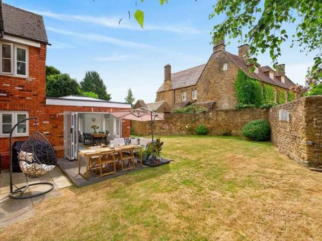 6 bed house for sale