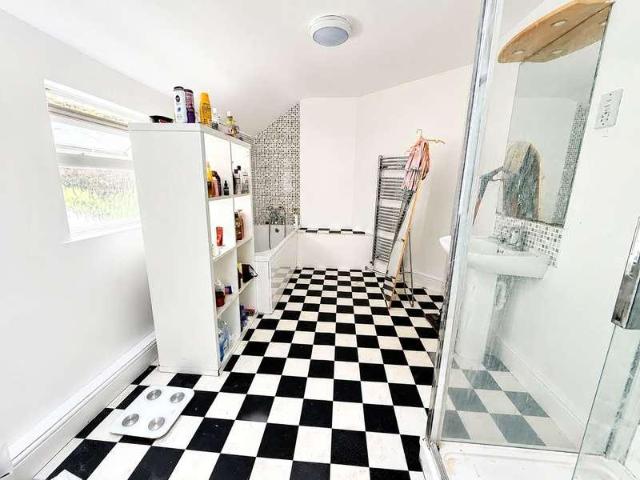 6 bed house for sale