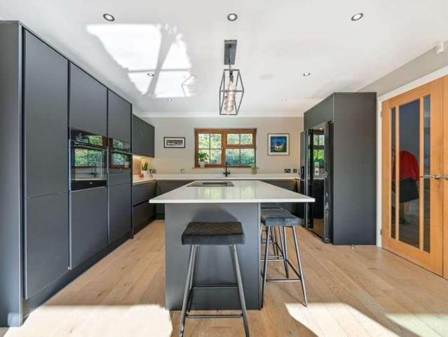 6 bed house for sale