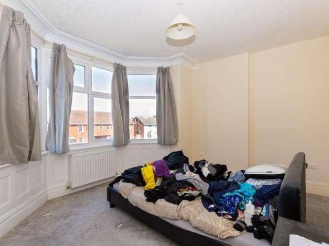 6 bed house for sale