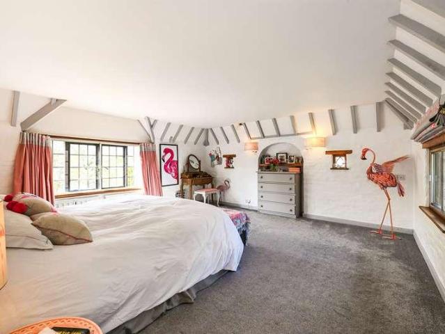 6 bed house for sale