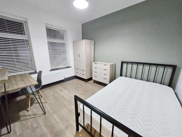 6 bed house for sale