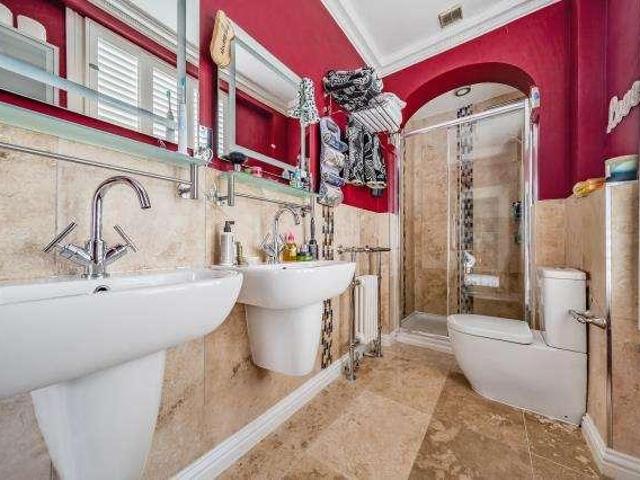 6 bed house for sale