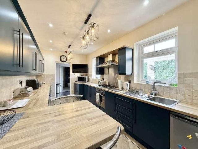 6 bed house for sale