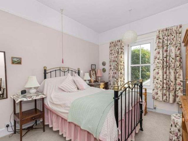 6 bed house for sale