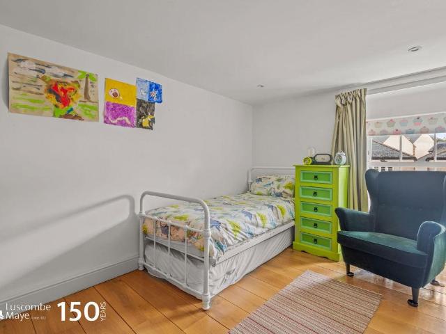 6 bed house for sale
