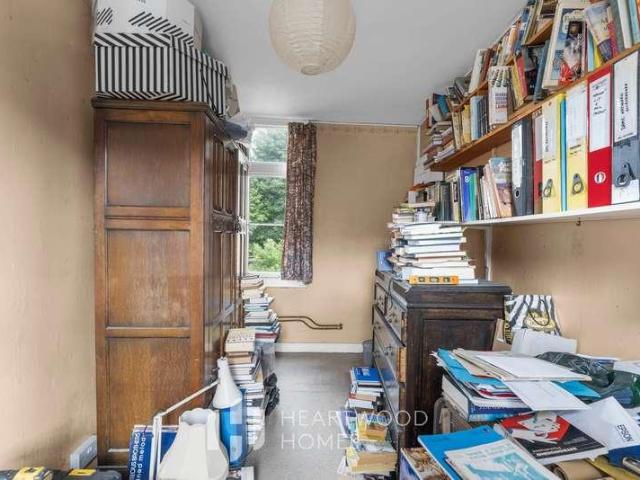 6 bed house for sale