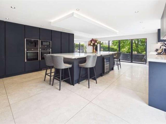 6 bed house for sale
