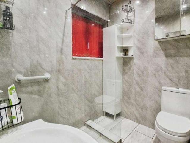 6 bed house for sale