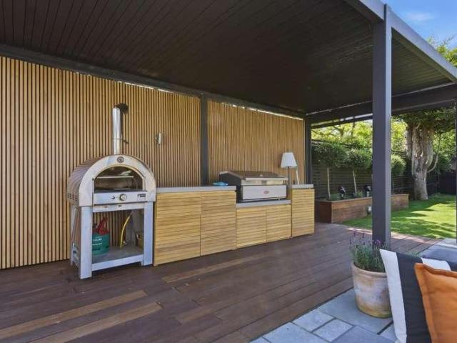 6 bed house for sale