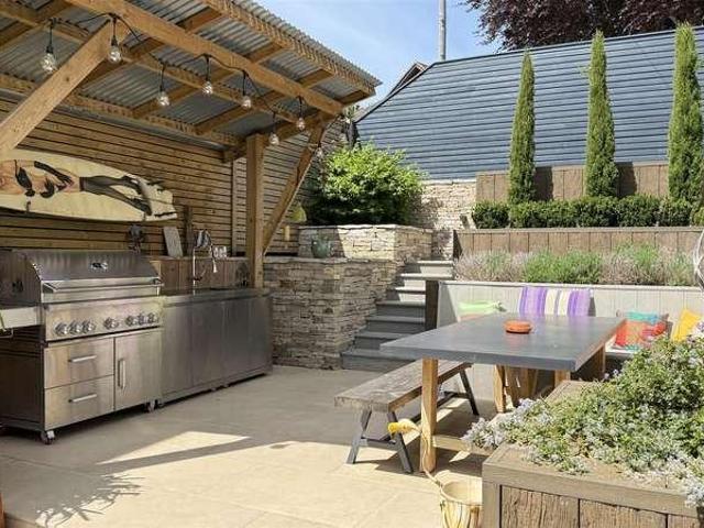 6 bed house for sale