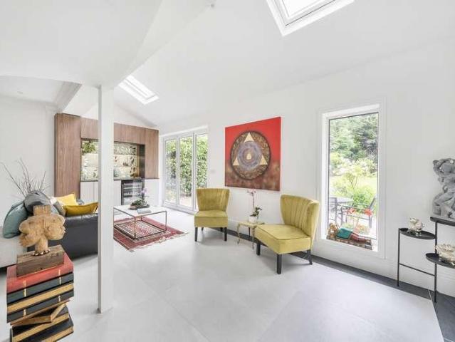 6 bed house for sale