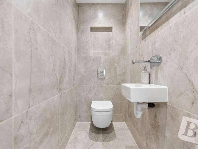 6 bed house for sale