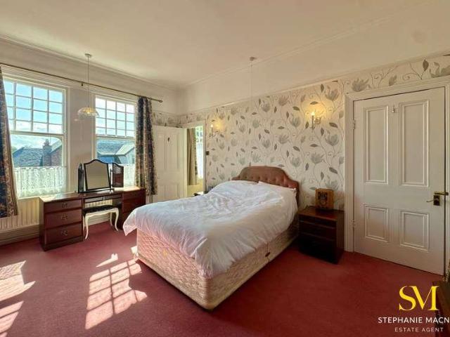 6 bed house for sale