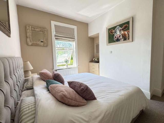 6 bed house for sale